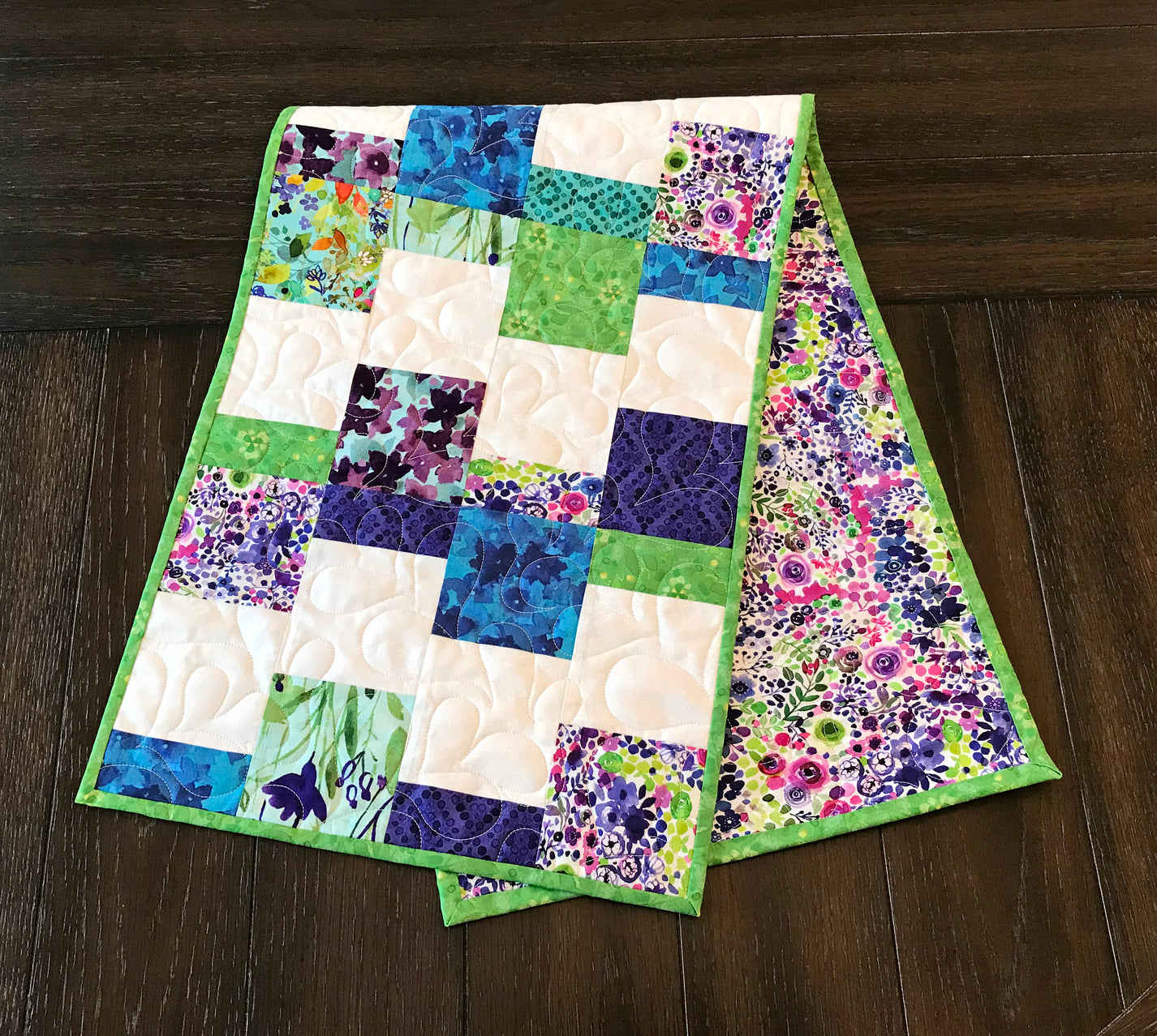 Dancing Squares Table Runner Pattern - Digital Version – Cuddle Cat Quiltworks